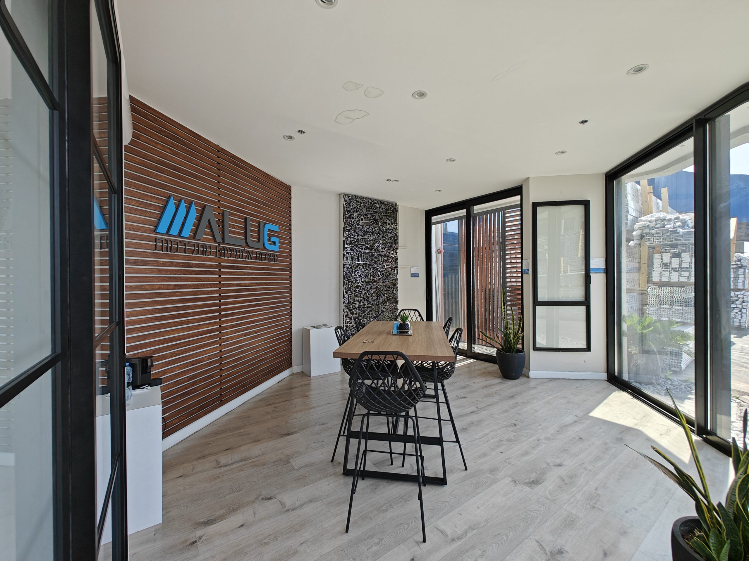 אולם תצוגה ברקן - Alug